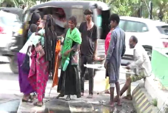 Bhikhariyon Ki Ladaai: अचानक लाठियां चलाने लगे भिखारी, फिर जो सामने ...