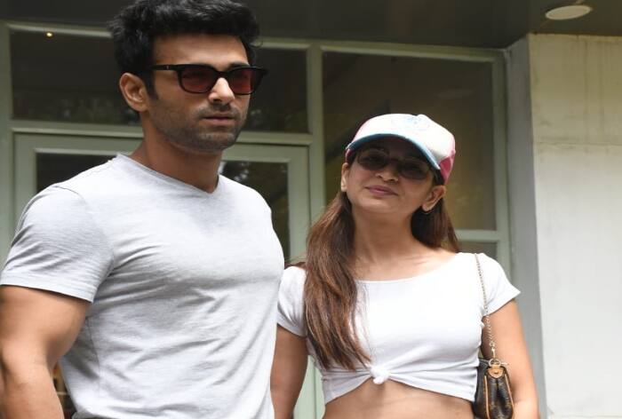 गर्लफ्रेंड कीर्ति खरबंदा के साथ स्पॉट हुए एक्टर पुलकित सम्राट, सोशल मीडिया पर ट्रेंड हुई कपल की ...