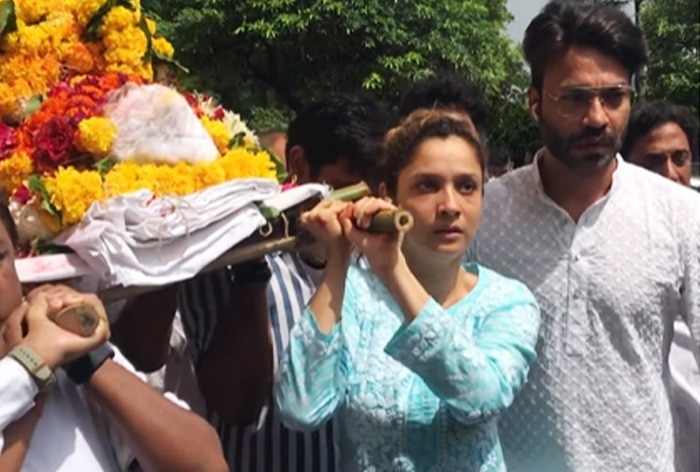 Ankita Lokhande Breaks Gender Stereotypes By Carrying Father Shashikant Lokhandes Bier Watch