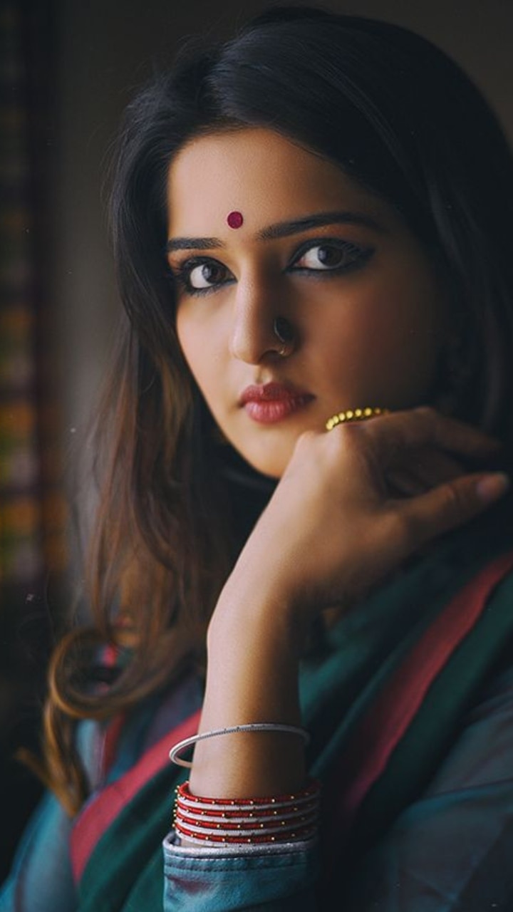 Benefits of Bindi: खूबसूरती में चार चांद लगाने वाली बिंदी आपको देती है ...