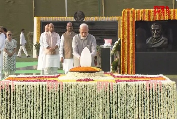 'Played Pivotal Role': PM Modi Pays Tribute To Atal Vajpayee On Death ...