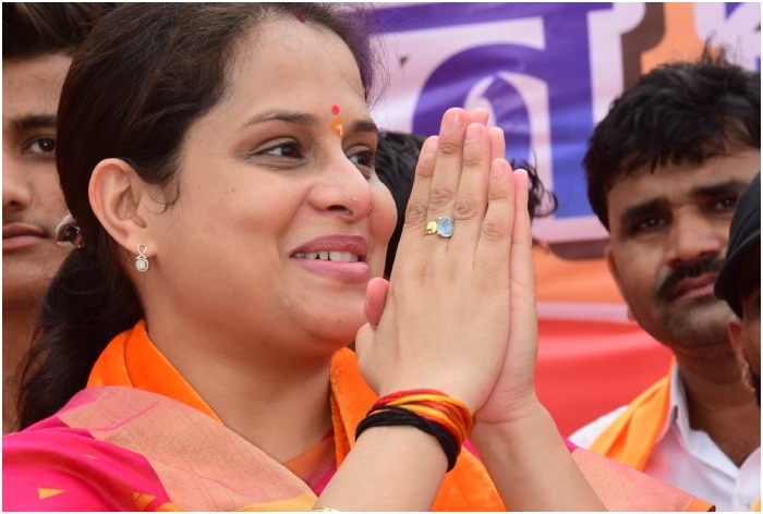 कौन हैं IRS अफसर की पत्नी, जिन्हें BJP ने दिया टिकट; कांग्रेस के बड़े ...