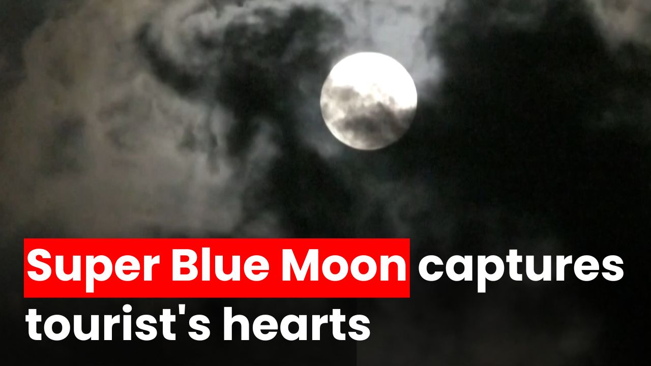 Super Blue Moon: Tourists Relish The Sight Of Super Blue Moon In Front ...