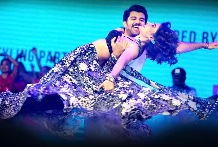 Vijay Deverakonda Samantha Ruth Prabhu Set Hearts Aflutter With Their Magical Romantic Dance at ...