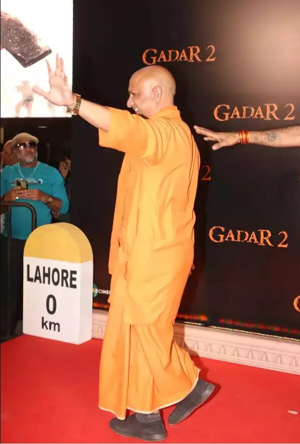 Gadar 2 Premiere Man Dressed as UP CM Yogi Adityanath Attends Screening ...