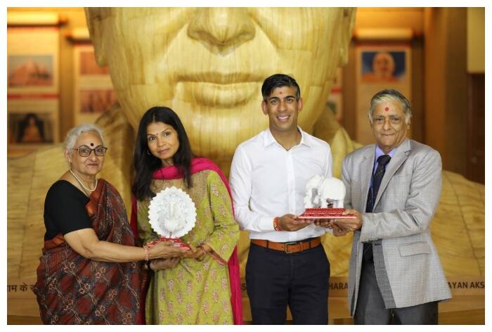 अक्षरधार में पति ऋषि सुनक संग कुछ इस अंदाज में दिखीं वाइफ, देखें Photos | Akshata Murthy in ...