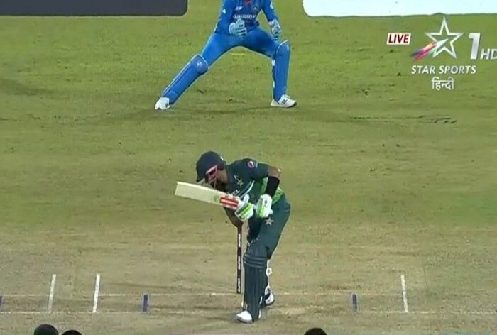VIDEO: हार्दिक पांड्या के आगे पस्त हुए बाबर आजम, अंदर आती गेंद पर हुए बोल्ड