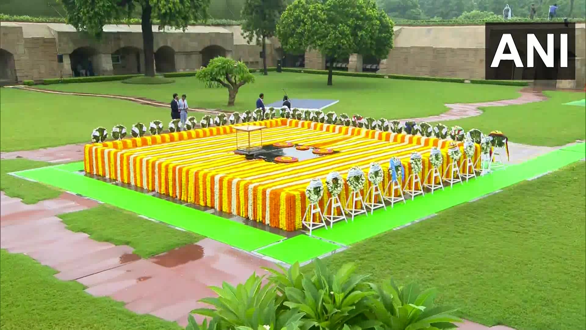 महात्मा गांधी की समाधि पर पहुंच रहे विदेशी मेहमान, देखें राजघाट की खूबसूरती