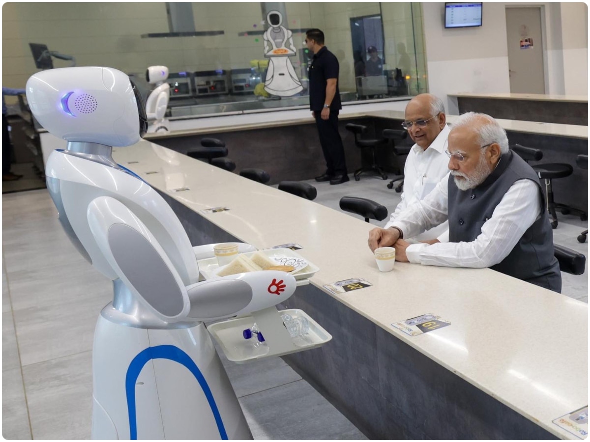...जब PM मोदी के लिए चाय लेकर पहुंचा रोबोट, प्रधानमंत्री ने शेयर की ...