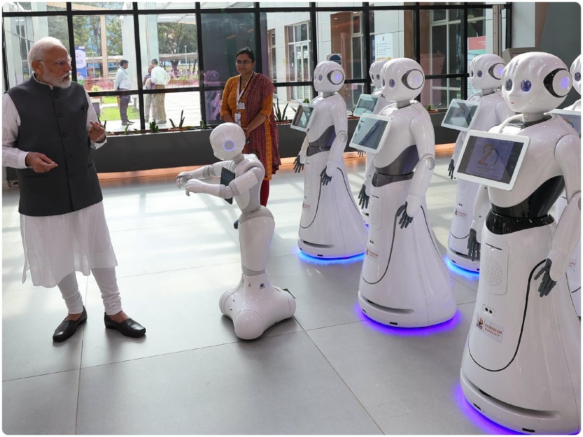 ...जब PM मोदी के लिए चाय लेकर पहुंचा रोबोट, प्रधानमंत्री ने शेयर की ...