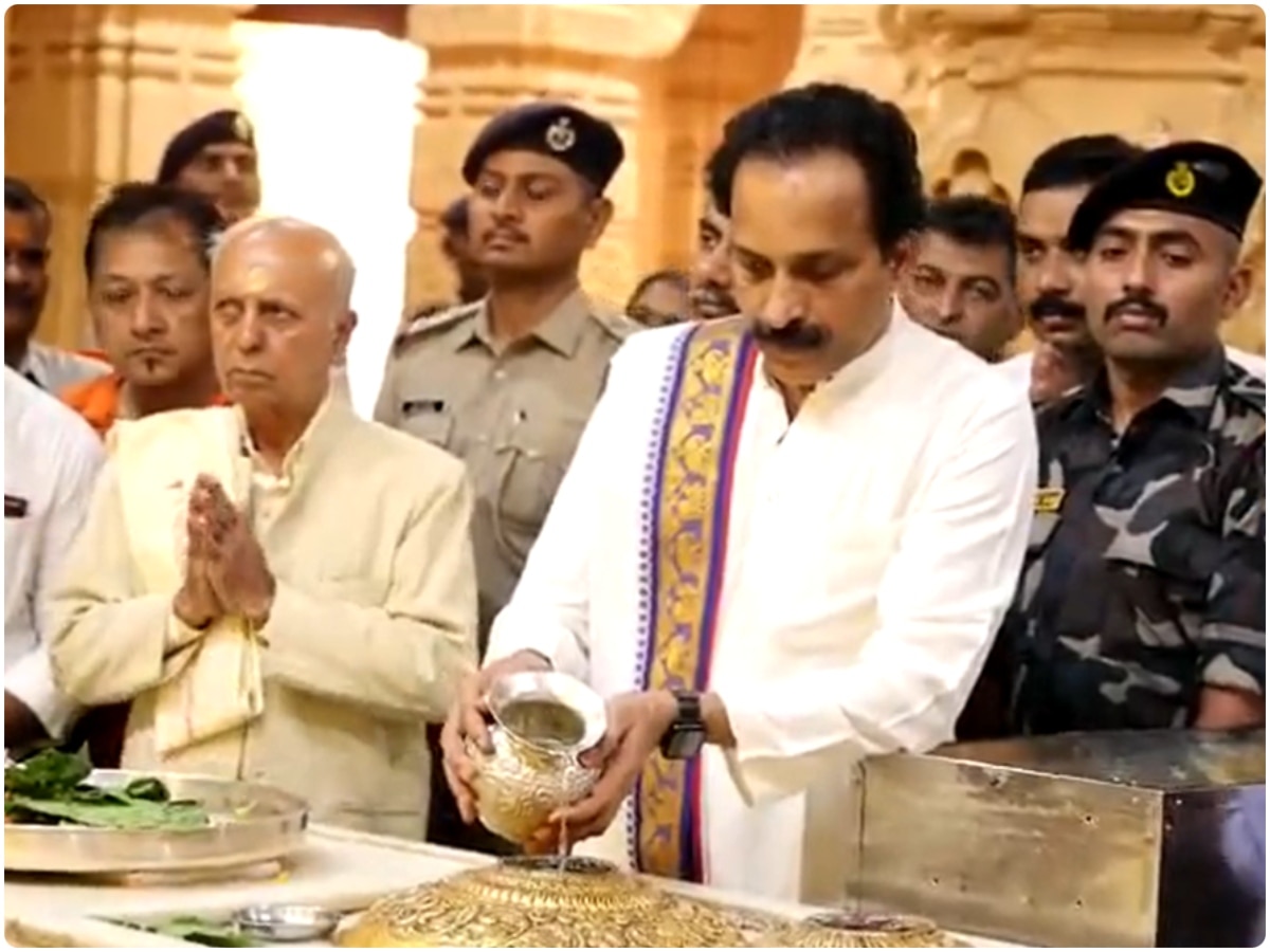 ISRO चीफ एस सोमनाथ ने Gujarat के Somnath मंदिर में की पूजा, बताया क्यों ...