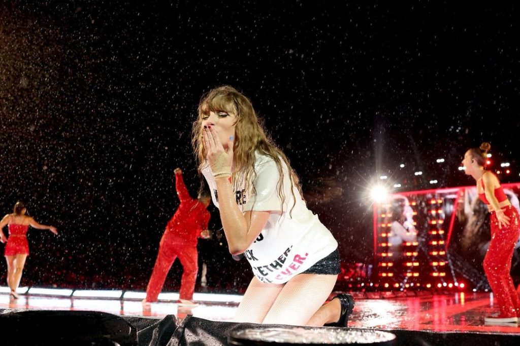 Hiring Open For Taylor Swift Video Reporter And You Could Be One Here ...