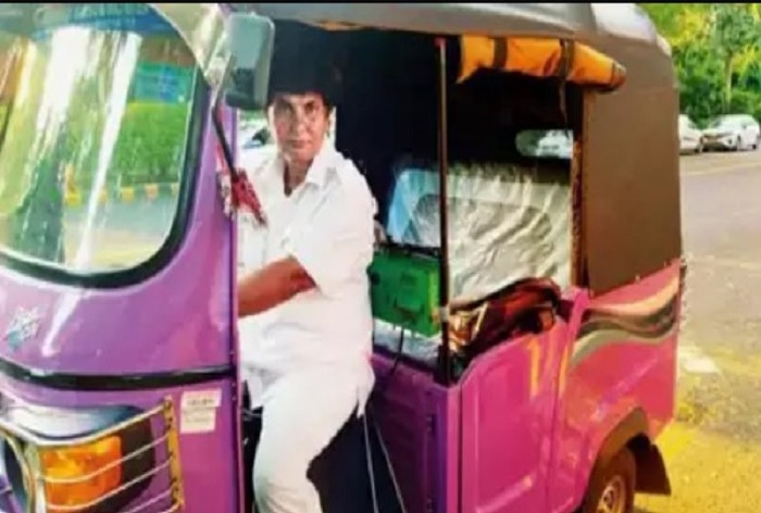 Delhi's First Woman Auto Driver Attacked With Stones, Bricks During ...