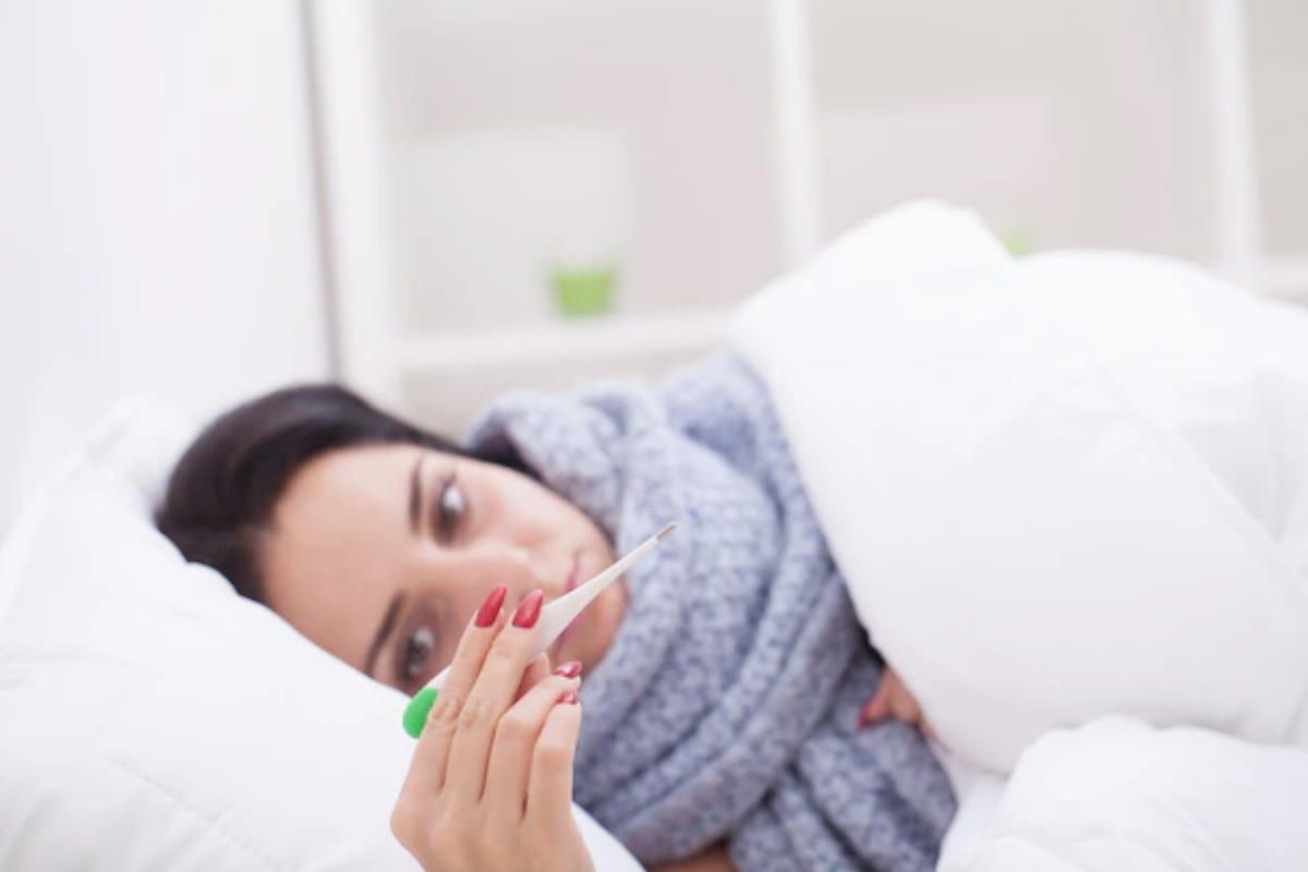 शाम होते ही चढ़ जाता है हल्का बुखार? जानें कारण