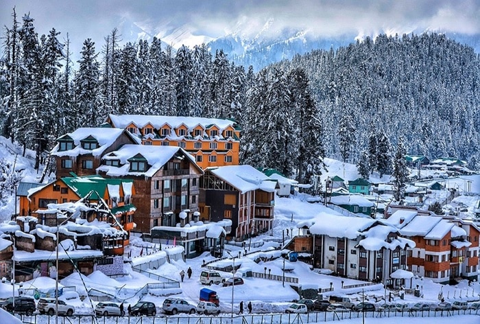 फौरन बना लीजिए Gulmarg का टूर, देख आइए सीजन की पहली Snowfall
