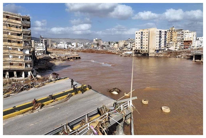 Libya Flood Images: रेगिस्तान में आई बाढ़, ताश की पत्तों की तरह बह गए ...
