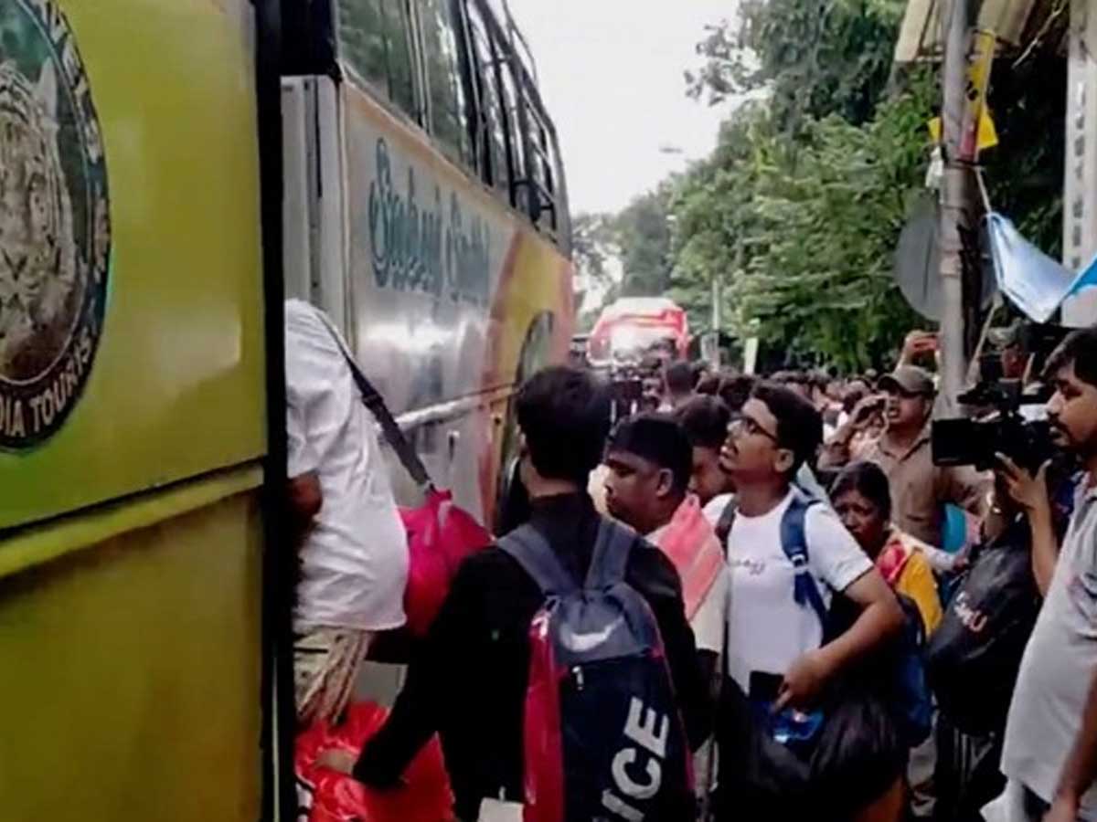 TMC कार्यकर्ता 25 बसों में कोलकाता से रवाना हुए, दिल्ली में केंद्र सरकार के खिलाफ 3 अक्टूबर को ...