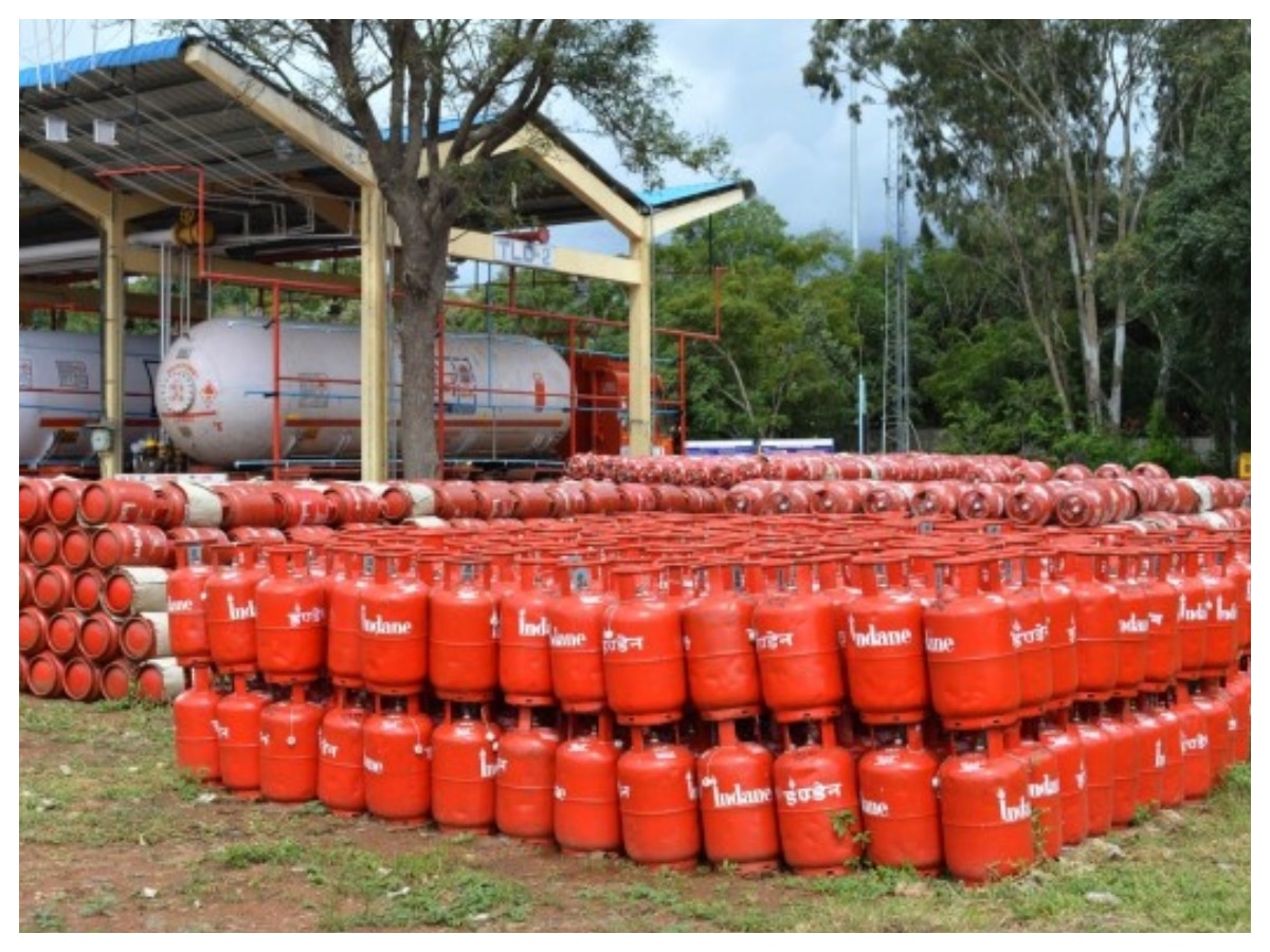 त्योहारों से पहले Commercial LPG Cylinder के बढ़े दाम, हवाई किराया भी ...