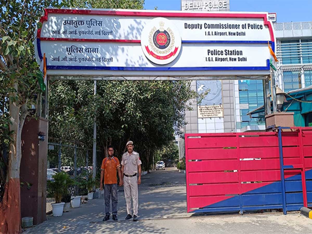 Delhi IGI एयरपोर्ट पर लगातार हो रहीं थीं चोरी की वारदातें, पकड़े गए 7 ...