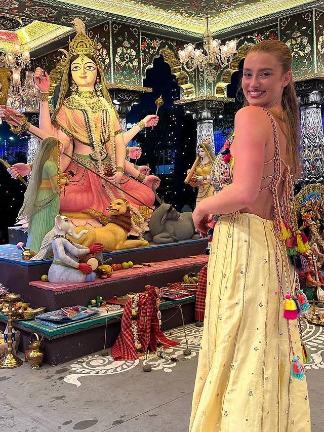 मां दुर्गा की भक्त हुईं मैथ्यू हेडन की बेटी, देखें- आरती से लेकर गरबा ...