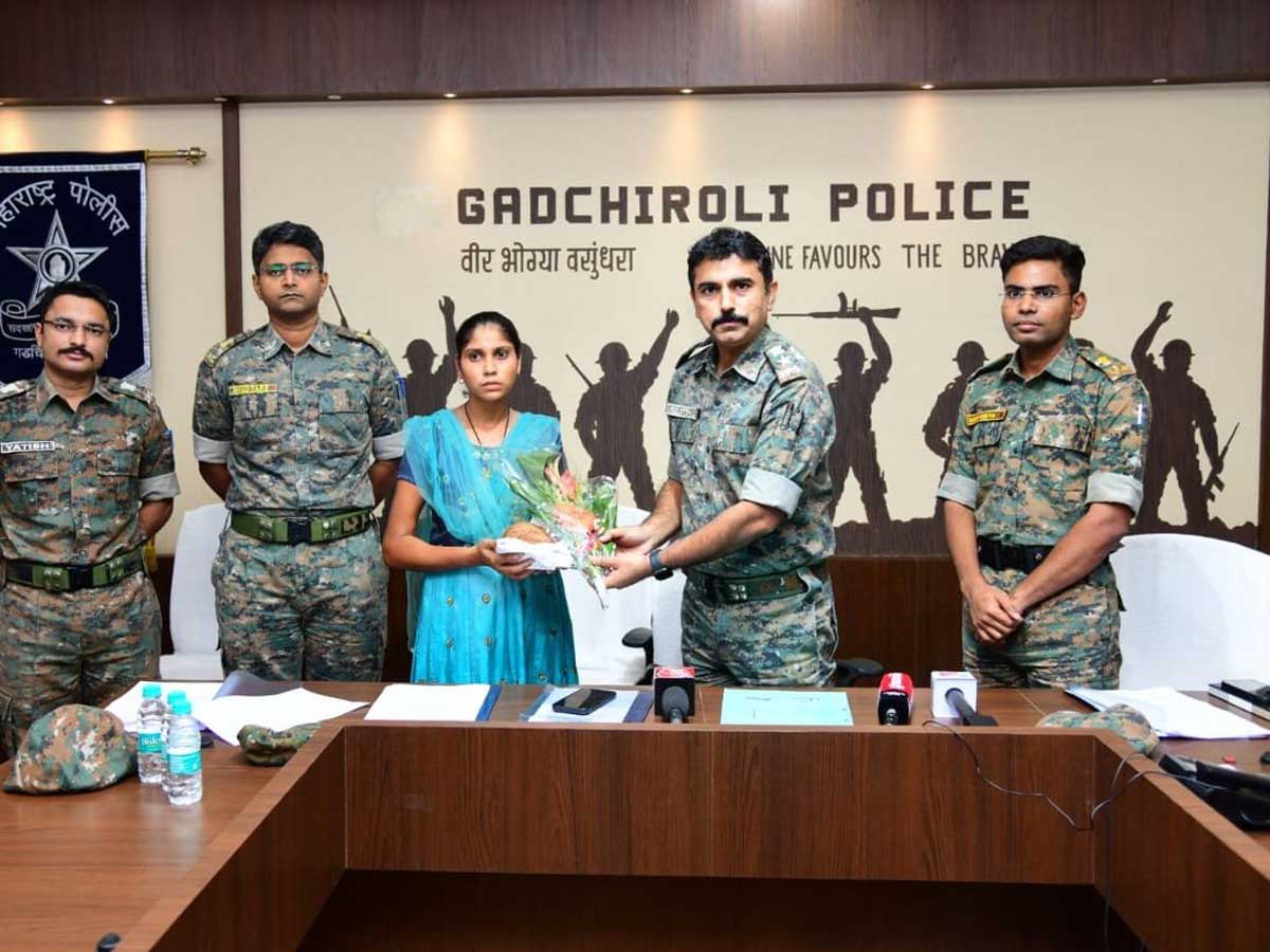 Naxalite surrender: 11 लाख रुपये की इनामी महिला नक्सली ने किया ...