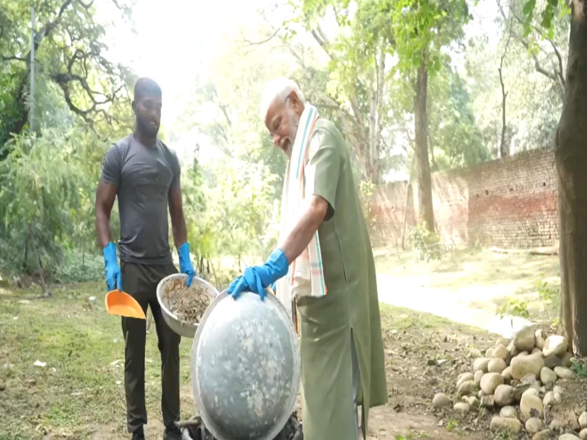 PM Modi समेत इन नेताओं ने हाथ में थामी झाड़ू, देखें सफाई करने की तस्वीरें PM Modi समेत इन नेताओं ने हाथ में थामी झाड़ू, देखें सफाई करने की तस्वीरें