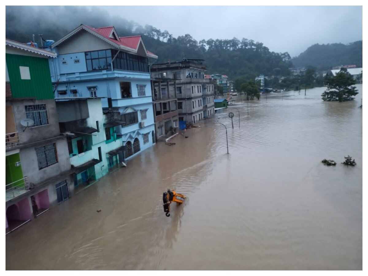 Sikkim Flood: सिक्किम में आई बाढ़ ने मचाया कोहराम, तस्वीरों में देखें ...
