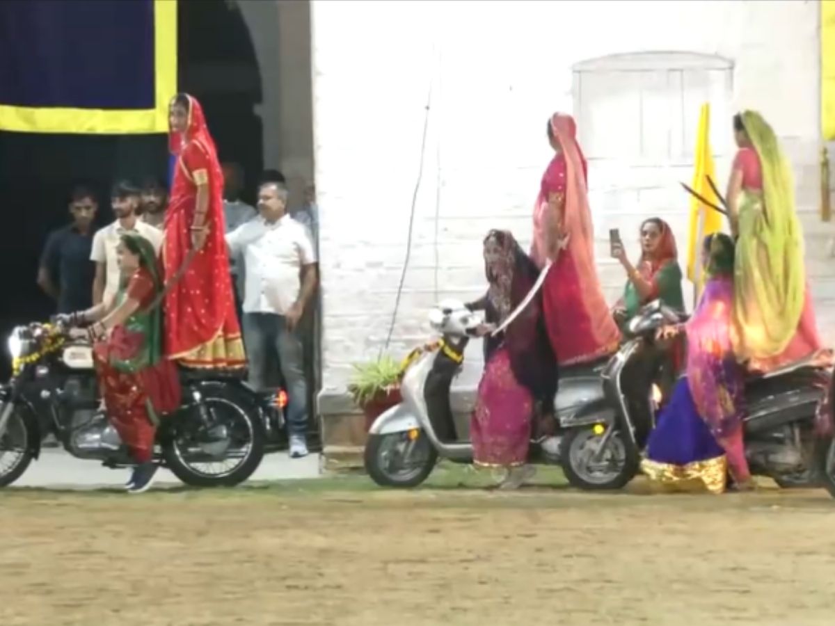 Viral Video: डांडिया छोड़ तलवार से खेला गरबा, बाइक पर सवार महिलाओं का ...
