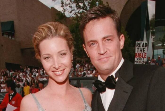 Mathew Perrys Friends Co Star Lisa Kudrow Heartbroken Over His Demise ...