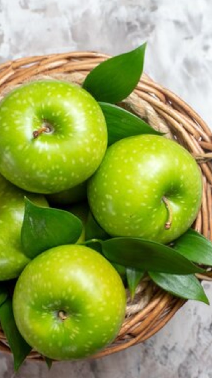 8 Benefits of Green Apple For Skin & Hair