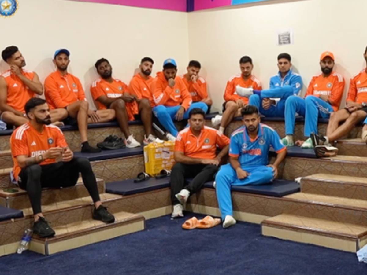 World Cup फाइनल- हार के बाद बंद कमरे में टीम इंडिया, आंखें नम, लटके ...