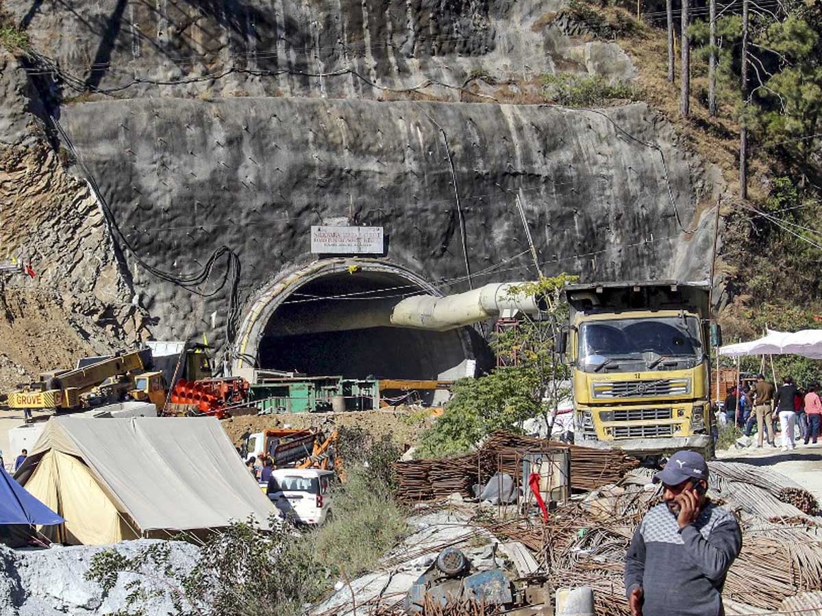 Uttarkashi Tunnel Rescue Update: सुरंग में फंसे मजदूरों को स्ट्रेचर से ...