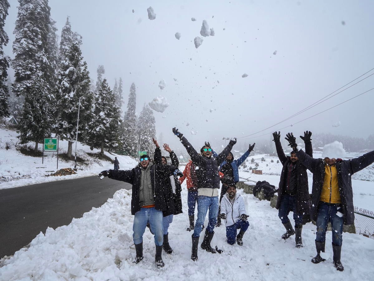 Pic: पर्यटकों ने इस अंदाज में लिया बर्फबारी का मजा, बद्रीनाथ में 2 इंच ...