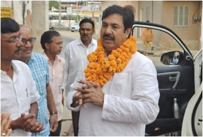 Rajasbha Chunav: मंदिर के सामने शीश नवाते, तेजा जी का जयकारा लगाते ...