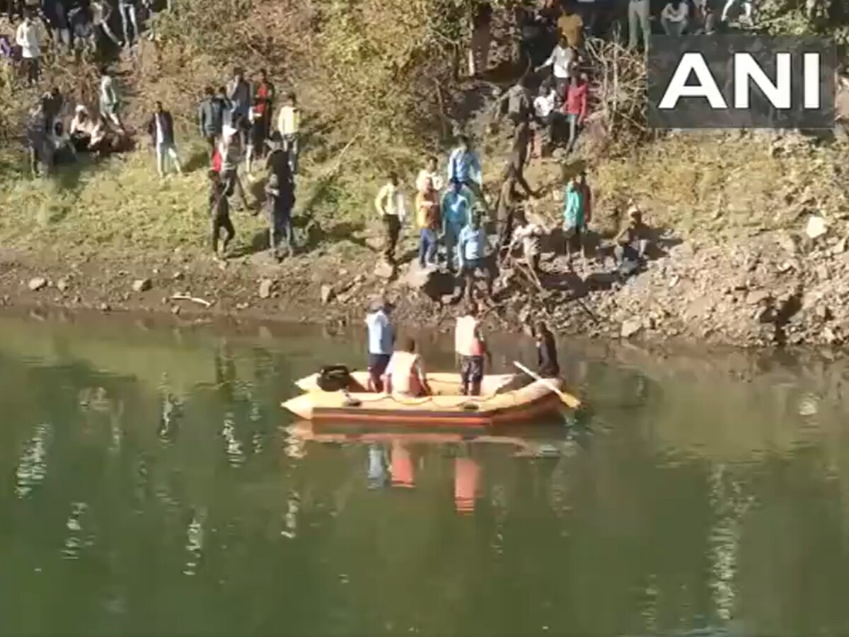 MP News: बबीहा पुल के पास नदी में गिरी कार, 2 लोगों को बचाया गया, 2 की ...