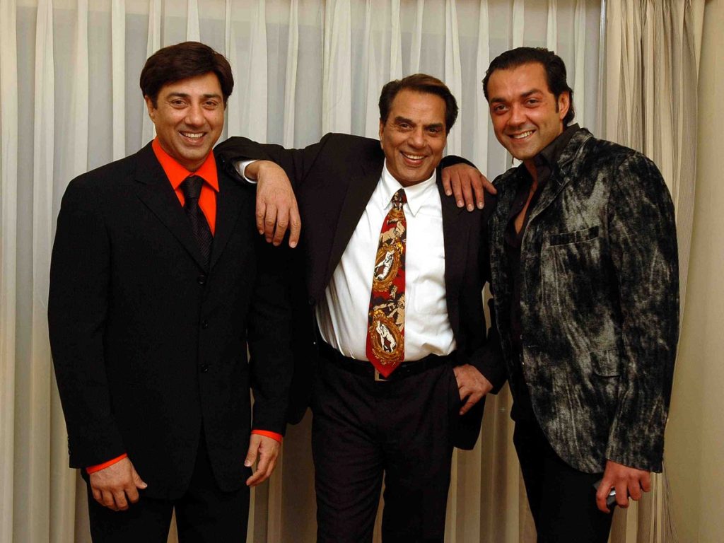 88 And Evergreen Dharmendra Timeless On Screen Chemistry With These ...