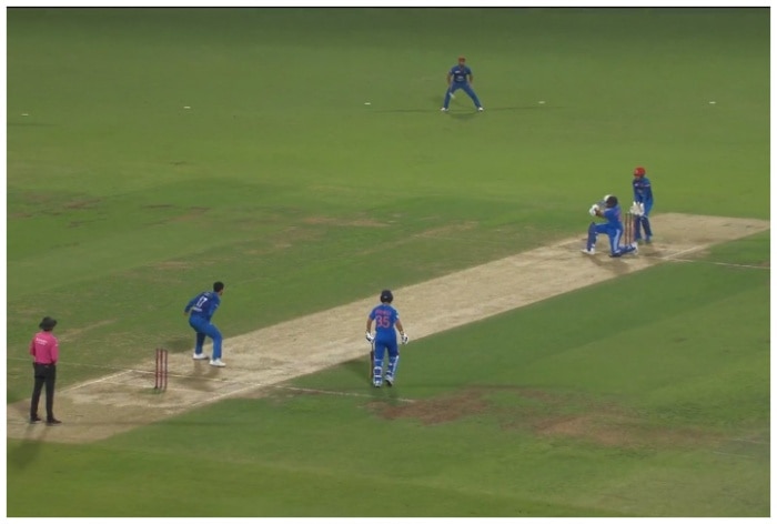 Chinnaswamy Crowd Goes Bonkers After Rohit Sharma Reverse Sweeps Qais ...