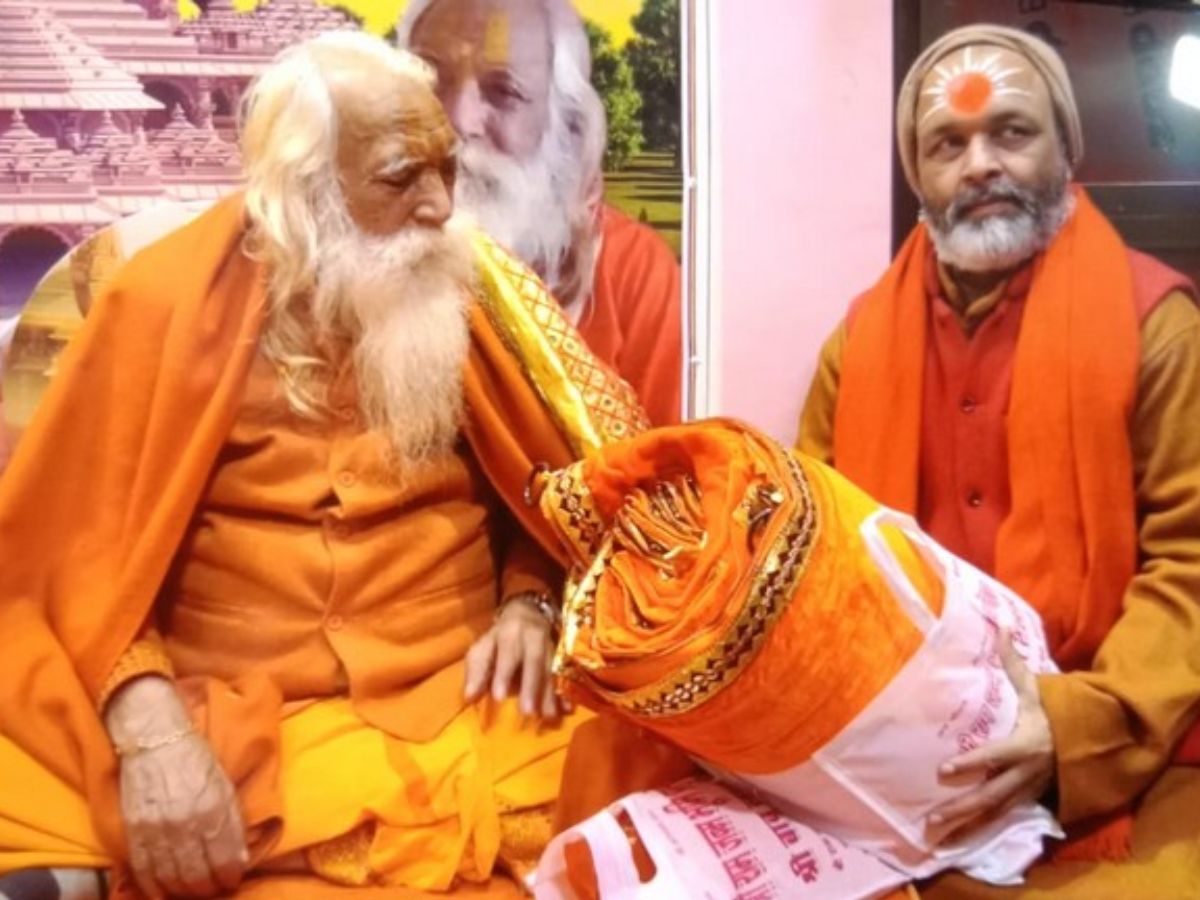 Pran Pratishtha New Outfit For Ram Lalla Handed Over To Chief Priest ...