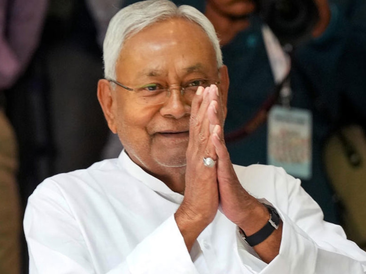 Nitish Kumar Touches Pm Modis Feet After Gaffe Tejashwi Yadav Calls It Absolutely Shameful