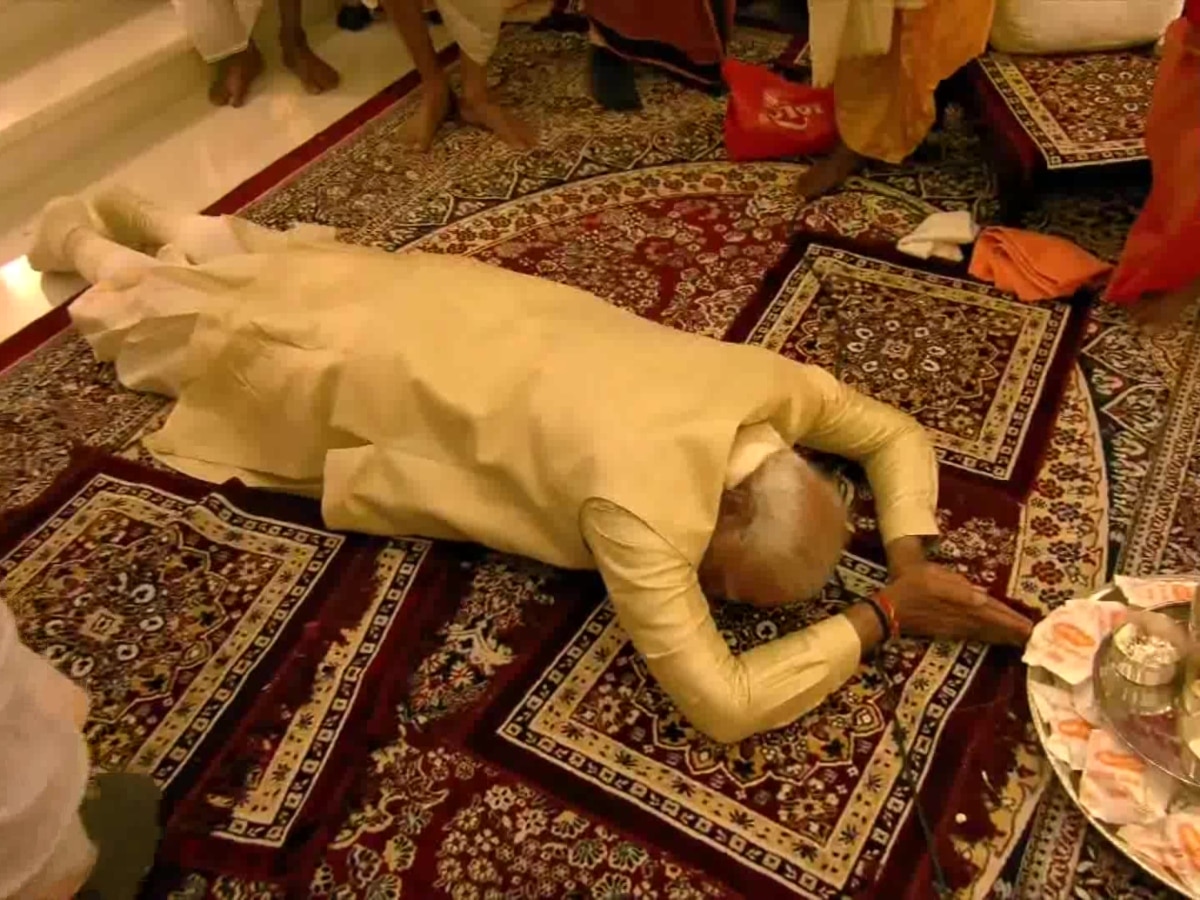 Ayodhya Ram Mandir: अयोध्या में भाव विभोर हुए PM मोदी, राम के चरणों में ...