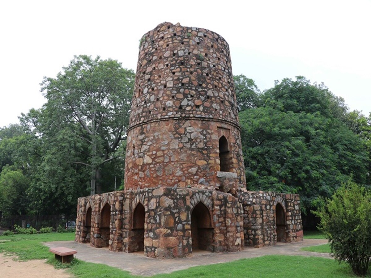 इस वीकएंड घूमिए दिल्ली की चोर मीनार, 800 साल पुरानी इस जगह के बारे में ...
