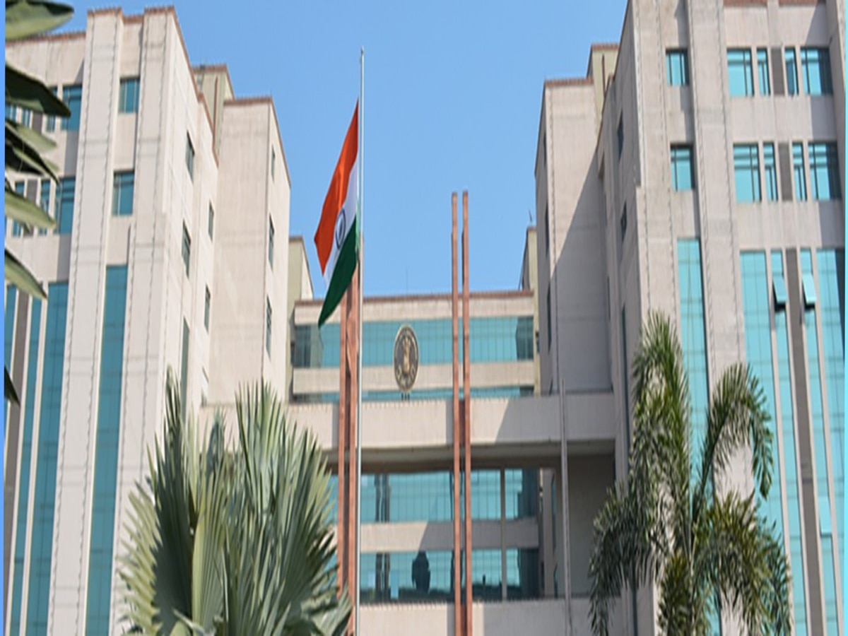 पत्नी और बच्चों के साथ वकील आया साकेत कोर्ट, बिल्डिंग से कूदकर की ...