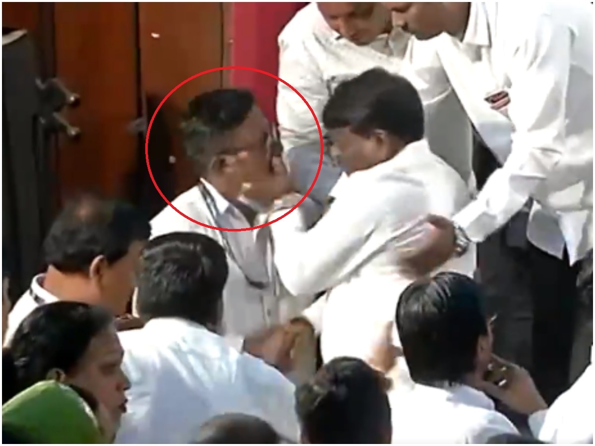 'विधायक जी' हल्के से लड़खड़ाए, फिर मंच पर ही पुलिसकर्मी को जड़ दिया थप्पड़ | VIDEO VIRAL