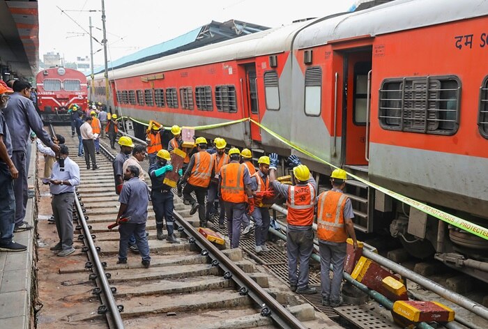Charminar Express Derails At Nampally Railway Station In Telangana ...
