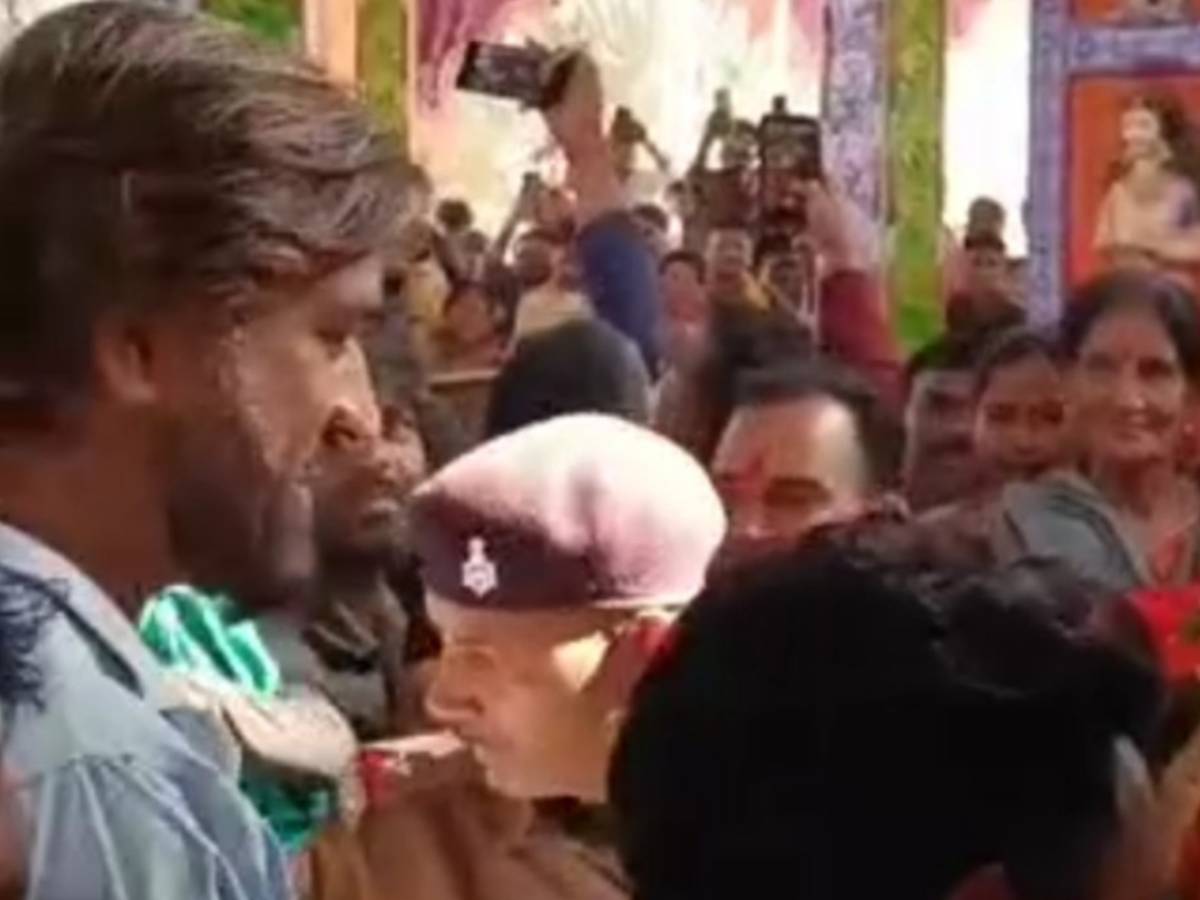 VIDEO- मां का आशीर्वाद लेने देवरी मंदिर पहुंचे MS Dhoni, बेटी जीवा का ...