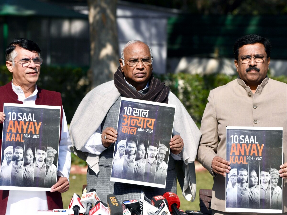 '10 Saal Anyay Kaal': Congress' 'Black Paper' Highlights ...