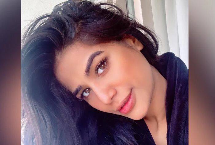 Poonam Pandey is ALIVE, Says I Did not Die Due To Cervical Cancer in ...