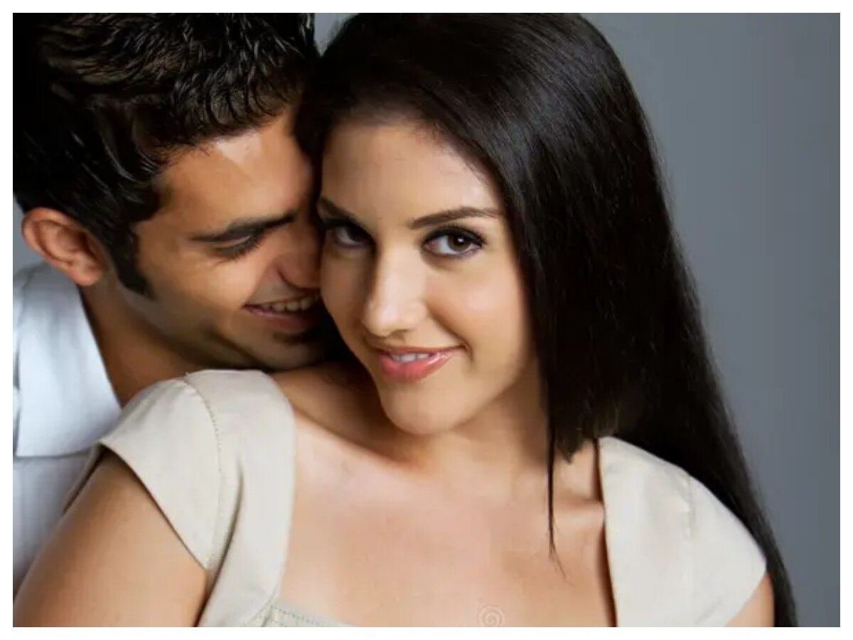 Hug Day 2024 Shayari: लग जा गले कि फिर... गले मिलकर पार्टनर के कान में कहें ये शेर, प्यार से भर ...