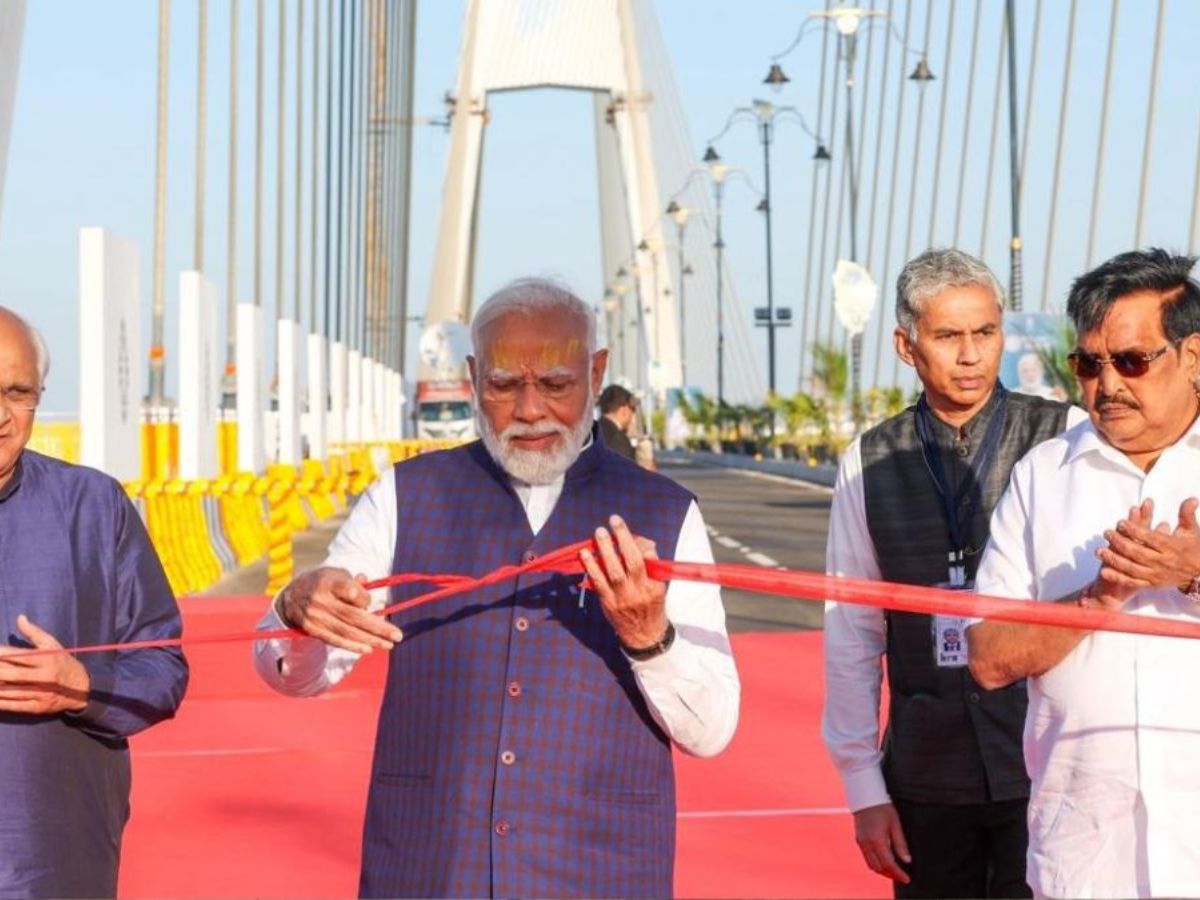 PM Modi Dwarka Visit: पीएम मोदी ने लगाई समुद्र में डूबकी, द्वारका में ...