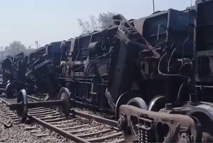 VIDEO: 10 Wagons Of Goods Train Derail Near Delhi's Sarai Rohilla ...